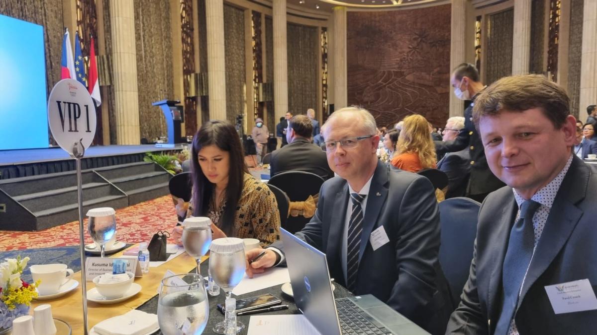 Letadla, vlaky, energetika. Plány českých firem v Asii dávají smysl, nyní jednáme o jejich ...